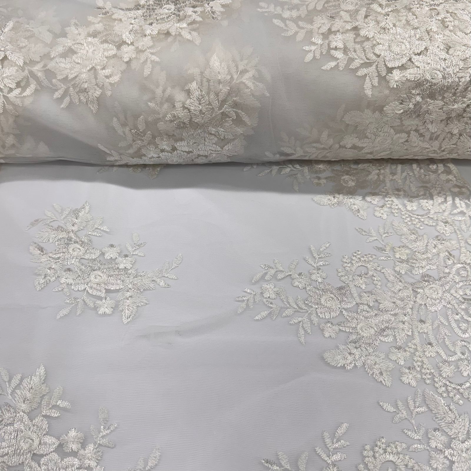 Tule Bordado Floral Branco no Branco